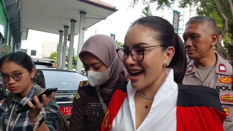 Sidang Perdana Kasus Pemerasan, Nikita Mirzani Terancam 6 Tahun Penjara - Sumber : Tangselxpress ...